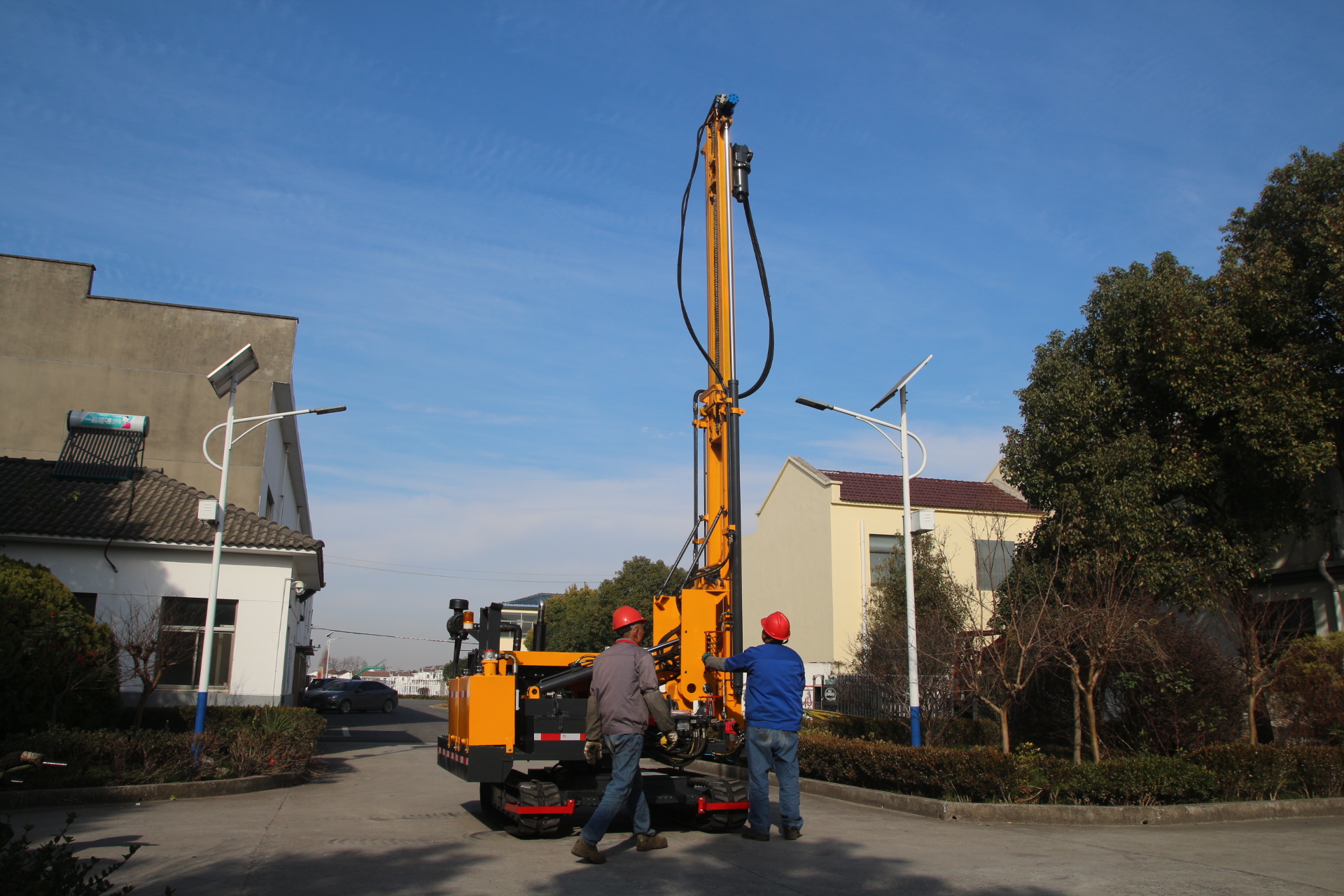 New-style PV crawler Pile driver Machine - RoadskyGuardrail