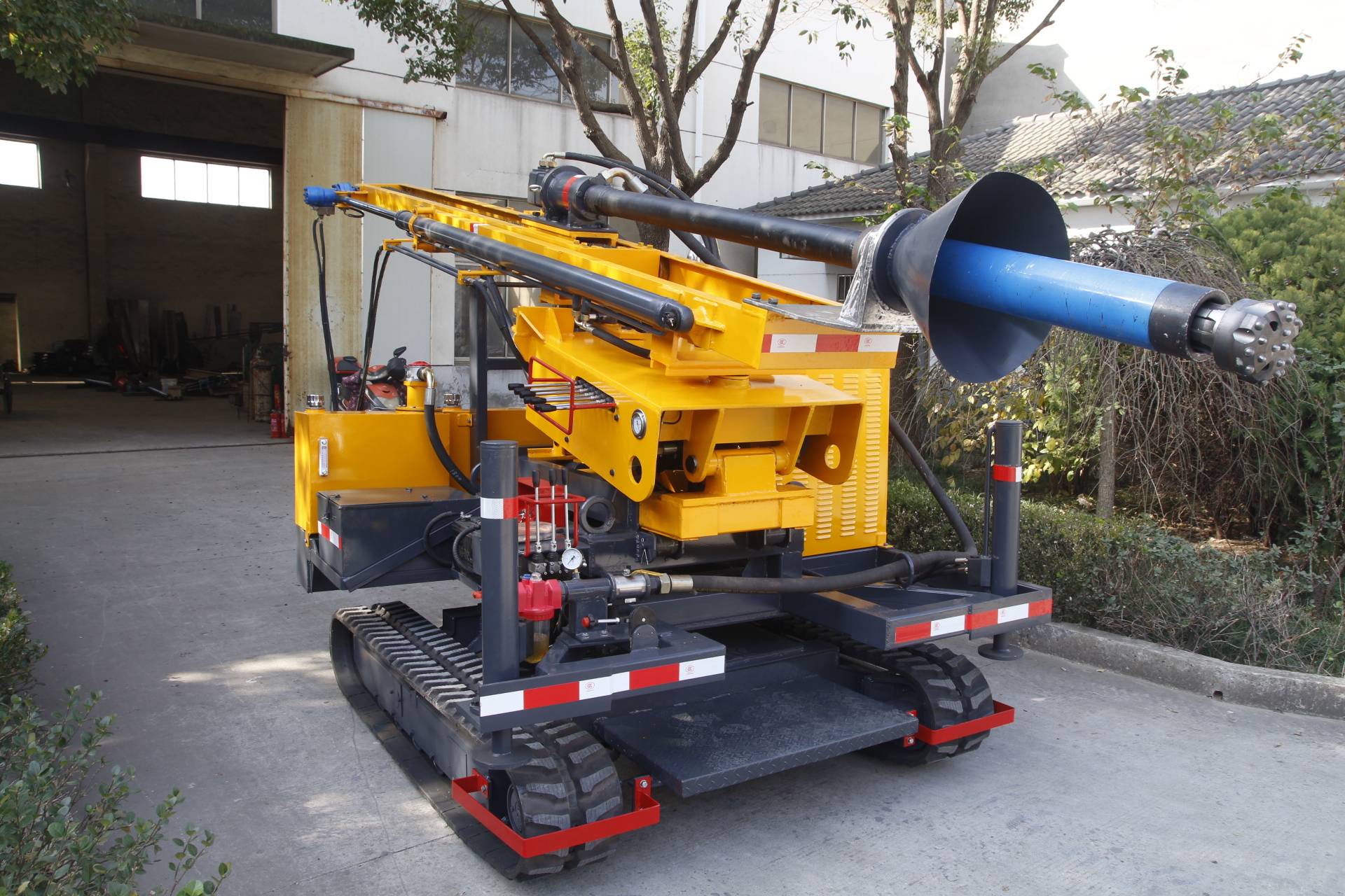 New-style PV crawler Pile driver Machine - RoadskyGuardrail